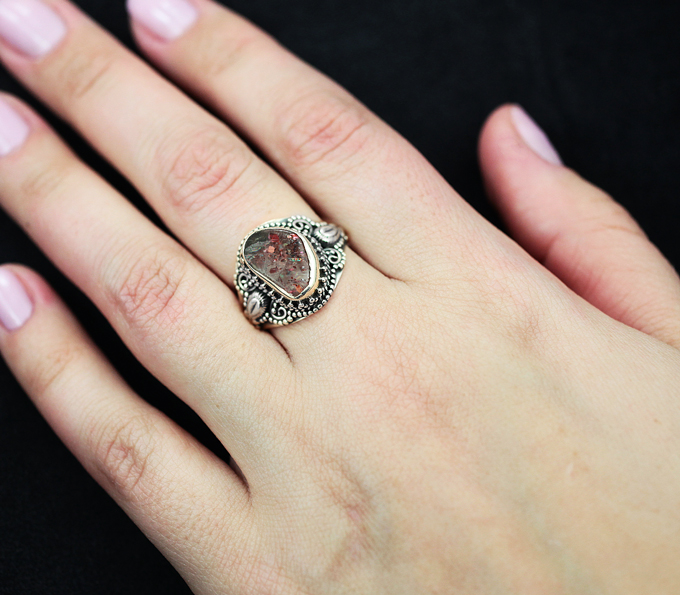 Серебряное кольцо с солнечным камнем купить в интернет магазине ...