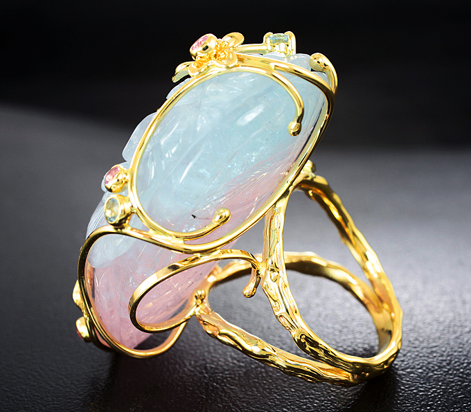 Золотое кольцо с очень редким резным бериллом 106 75 карата розовыми сапфирами и голубыми