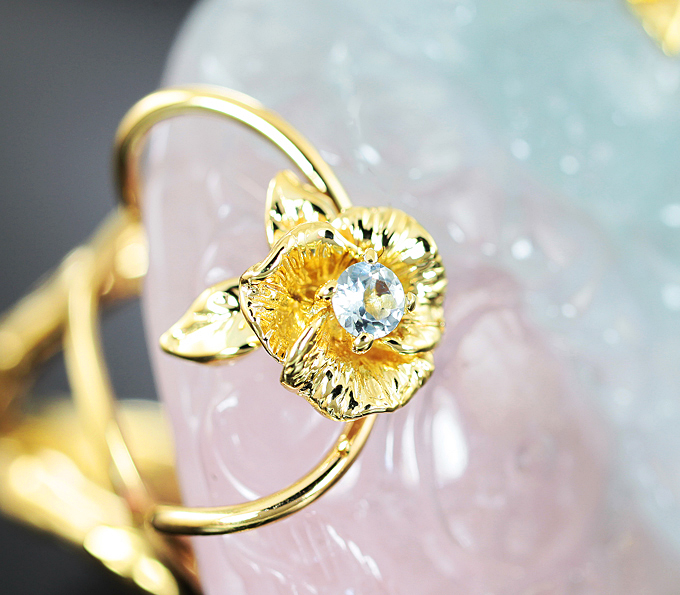 Золотое кольцо с очень редким резным бериллом 106 75 карата розовыми сапфирами и голубыми