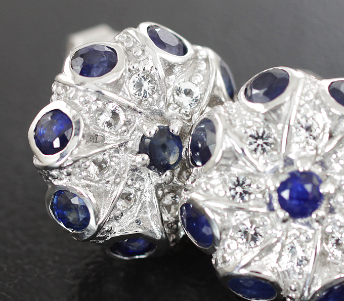 Стильные серебряные серьги с насыщенно-синими сапфирами и бесцветными ...