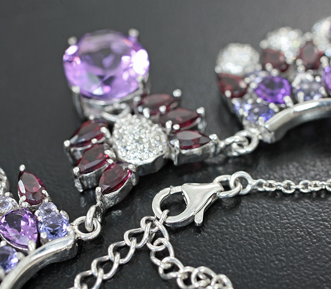 Превосходное серебряное колье с аметистами, танзанитами и родолитами ...