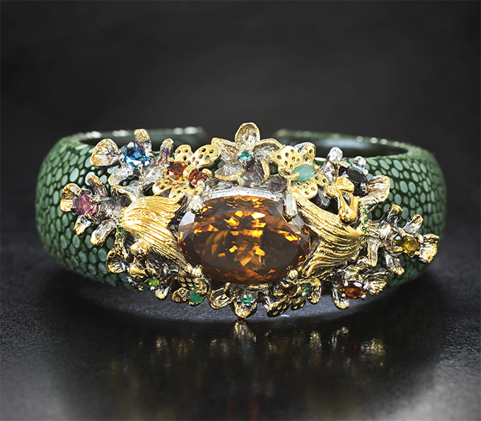 Браслет из кожи ската и серебра с цитрином 12 карат изумрудом зеленым бериллом разноцветными