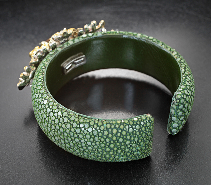 Браслет из кожи ската и серебра с цитрином 12 карат изумрудом зеленым бериллом разноцветными