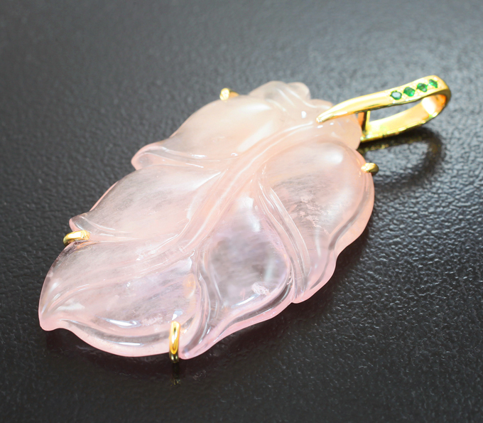 Золотой кулон с резным бериллом 29 27 карата и цаворитами купить в интернет магазине Серебряные