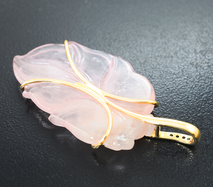 Золотой кулон с резным бериллом 29 27 карата и цаворитами купить в интернет магазине Серебряные